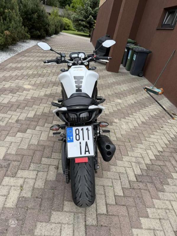 Белый Ямаха FZ 8 2012 в Электренай, объемом двигателя 0.80 л и пробегом 33 тыс. км за 3500 €, фото 8 на AUTOMOTO.COM.LV