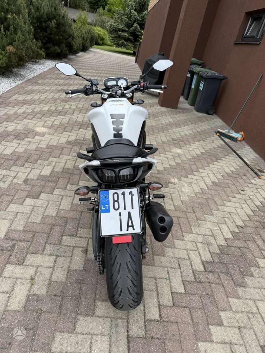 Белый Ямаха FZ 8 2012 в Электренай, объемом двигателя 0.80 л и пробегом 33 тыс. км за 3500 €, фото 9 на AUTOMOTO.COM.LV