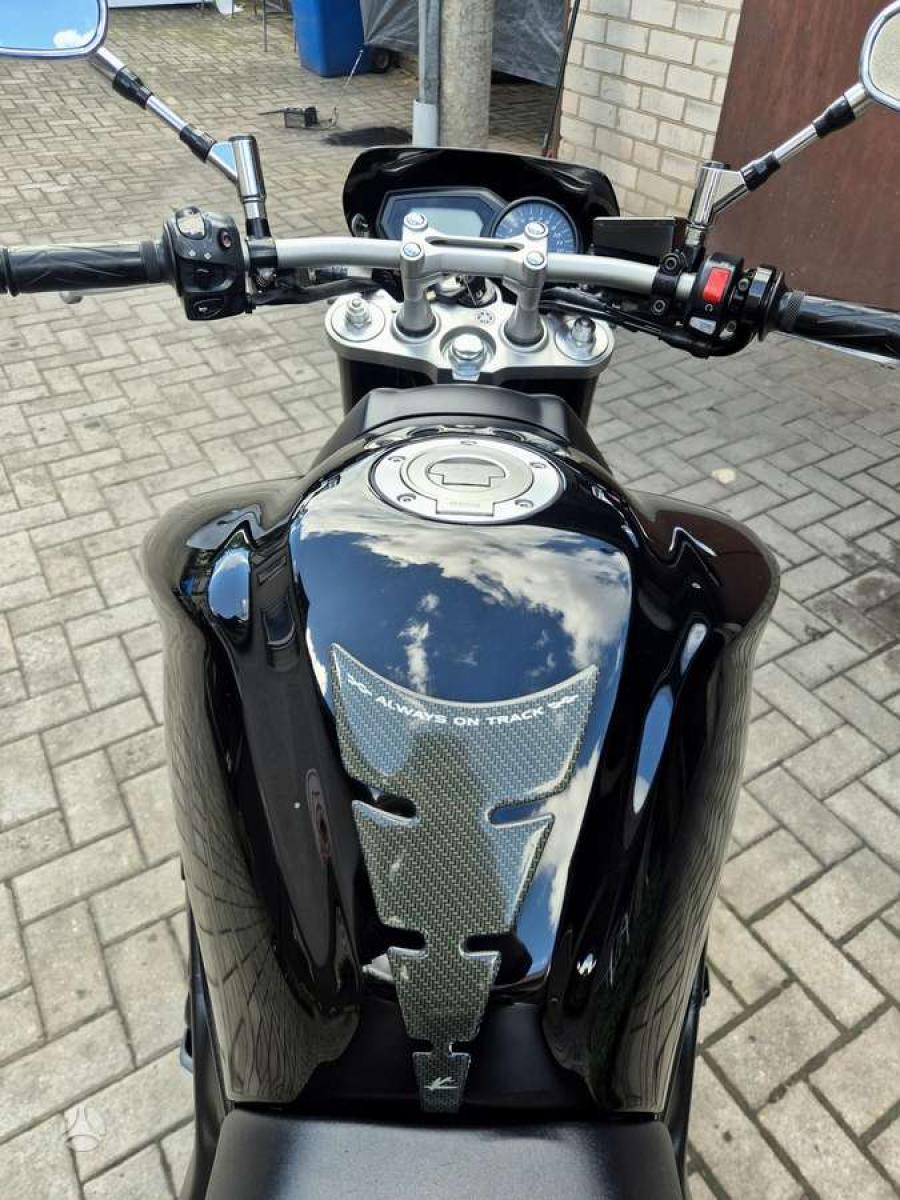 Black Yamaha FZ1 2006 in Prienai, with an engine capacity of 1.00 L and mileage of 29 thousand km for 4100 €, photo 11 on AUTOMOTO.COM.LV
