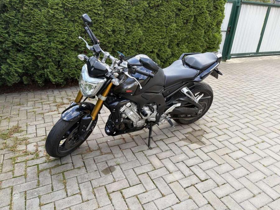 Black Yamaha FZ1 2007 in Vilnius, with an engine capacity of 1.00 L and mileage of 50 thousand km for 3550 €, photo 1 on AUTOMOTO.COM.LV