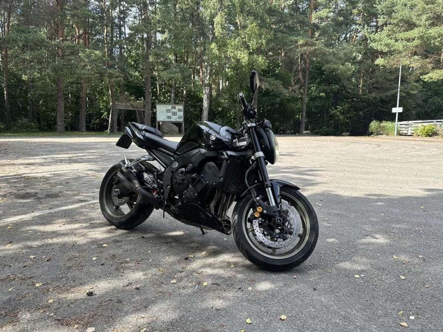 Black Yamaha FZ1 2010 in Kretinga, with an engine capacity of 1.00 L and mileage of 40 thousand km for 4000 €, photo 3 on AUTOMOTO.COM.LV