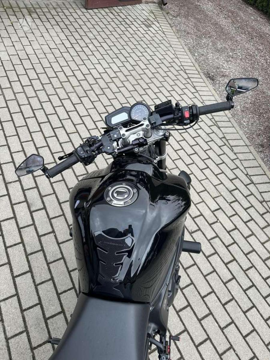 Black Yamaha FZ1 2010 in Kretinga, with an engine capacity of 1.00 L and mileage of 40 thousand km for 4000 €, photo 9 on AUTOMOTO.COM.LV