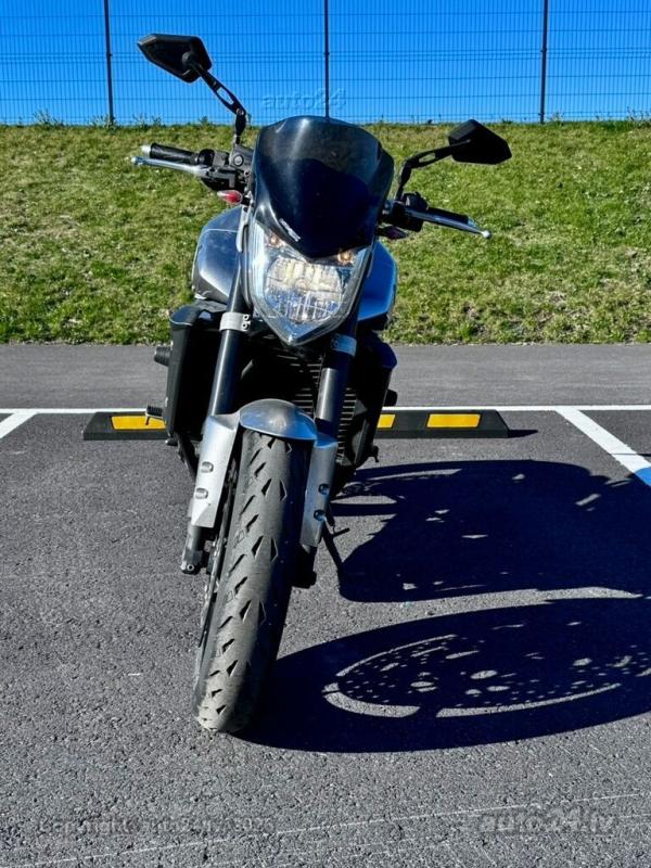 Pelēks Yamaha FZ1 2006 Tallina, ar dzinēja tilpumu 0.11 L un nobraukumu 47 tūkst. km par 3500 €, foto 3 vietnē AUTOMOTO.COM.LV