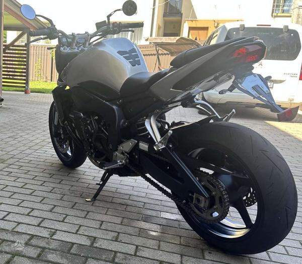 Grey Yamaha FZ1 2006 in Kaunas, with an engine capacity of 1.00 L and mileage of 37 thousand km for 3700 €, photo 4 on AUTOMOTO.COM.LV