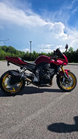 Red Yamaha FZ1 2006 in Tallinn, with an engine capacity of 1.00 L and mileage of 40 thousand km for 2900 €, photo 3 on AUTOMOTO.COM.LV