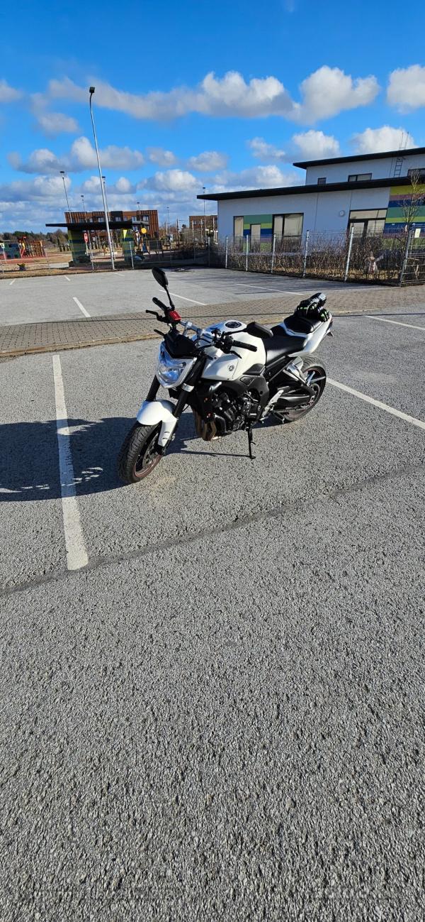 White Yamaha FZ1 2008 in Tallinn, with an engine capacity of 1.00 L and mileage of 54 thousand km for 3200 €, photo 5 on AUTOMOTO.COM.LV