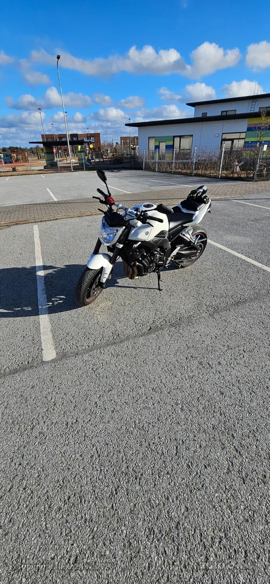 White Yamaha FZ1 2008 in Tallinn, with an engine capacity of 1.00 L and mileage of 54 thousand km for 3200 €, photo 6 on AUTOMOTO.COM.LV