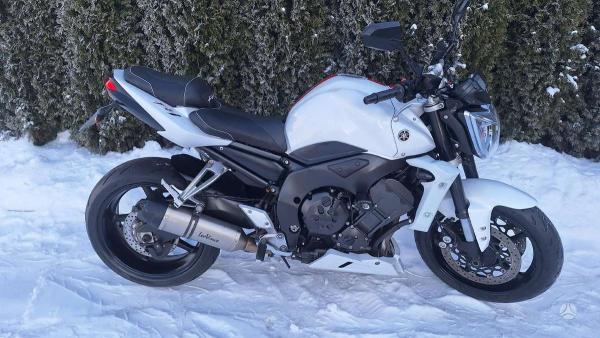 Balts Yamaha FZ1 2009 Kauņa, ar dzinēja tilpumu 1.00 L un nobraukumu 31 tūkst. km par 3800 €, foto 1 vietnē AUTOMOTO.COM.LV