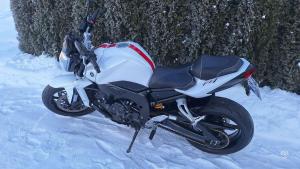 Balts Yamaha FZ1 2009 Kauņa, ar dzinēja tilpumu 1.00 L un nobraukumu 31 tūkst. km par 3800 €, foto 4 vietnē AUTOMOTO.COM.LV