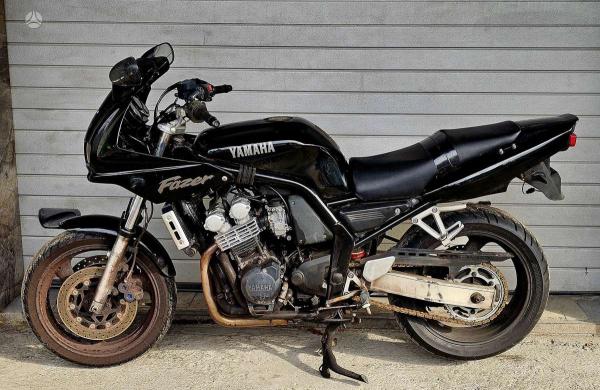 Black Yamaha FZS 600 1999 in Vilnius, with an engine capacity of 0.60 L and mileage of 83 thousand km for 780 €, photo 2 on AUTOMOTO.COM.LV