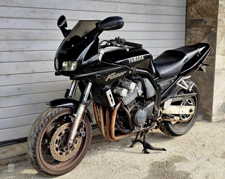 Black Yamaha FZS 600 1999 in Vilnius, with an engine capacity of 0.60 L and mileage of 83 thousand km for 780 €, photo 5 on AUTOMOTO.COM.LV