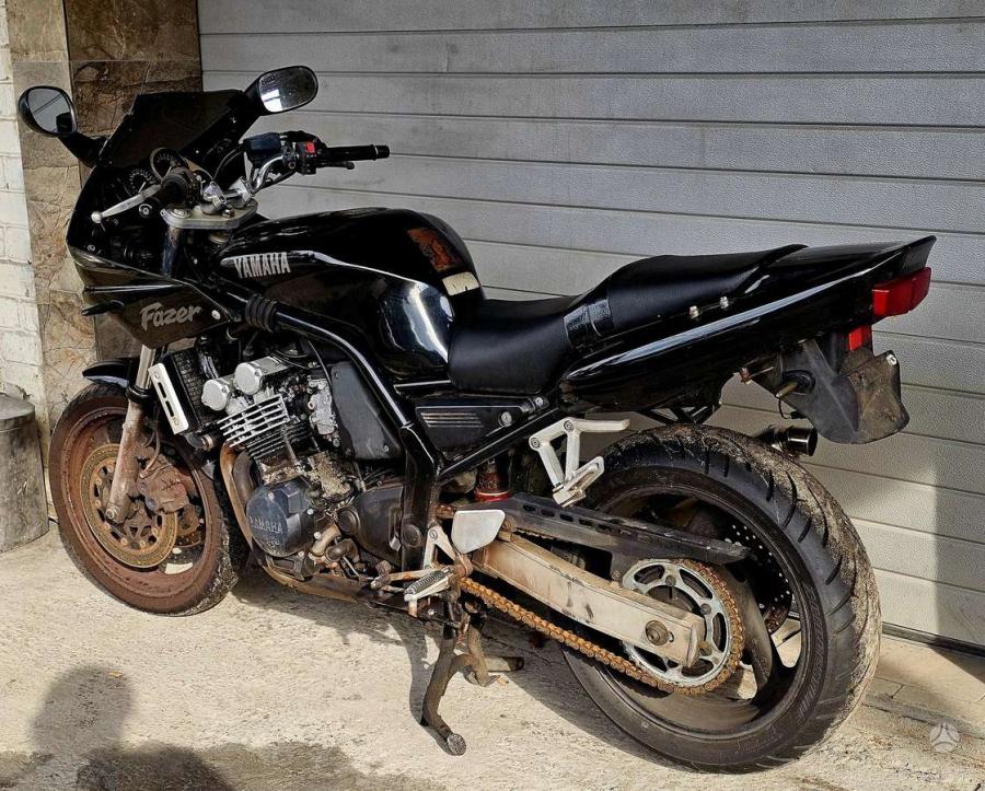 Black Yamaha FZS 600 1999 in Vilnius, with an engine capacity of 0.60 L and mileage of 83 thousand km for 780 €, photo 7 on AUTOMOTO.COM.LV