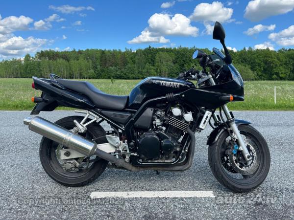 Black Yamaha FZS 600 2001 in Rakvere, with an engine capacity of 0.60 L and mileage of 29 thousand km for 2300 €, photo 3 on AUTOMOTO.COM.LV