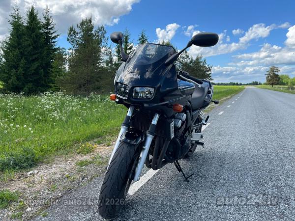 Black Yamaha FZS 600 2001 in Rakvere, with an engine capacity of 0.60 L and mileage of 29 thousand km for 2300 €, photo 4 on AUTOMOTO.COM.LV