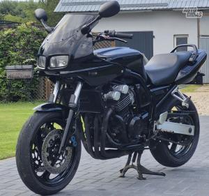 Melns Yamaha FZS 600 2001 Kupiškis, ar dzinēja tilpumu 0.60 L un nobraukumu 56 tūkst. km par 1100 €, foto  vietnē AUTOMOTO.COM.LV