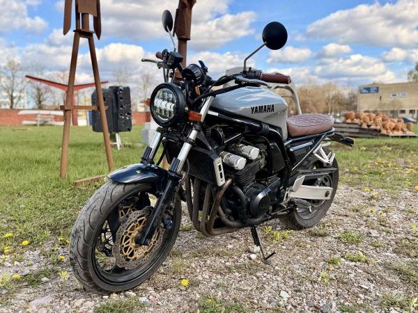 Pelēks Yamaha FZS 600 1999 Klaipėda, ar dzinēja tilpumu 0.60 L un nobraukumu 60 tūkst. km par 2499 €, foto 1 vietnē AUTOMOTO.COM.LV