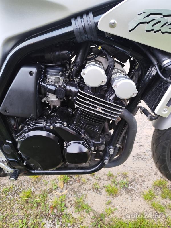 Серый Ямаха FZS 600 2000 в Мадона, объемом двигателя 0.60 л и пробегом 0 тыс. км за 1250 €, фото 5 на AUTOMOTO.COM.LV