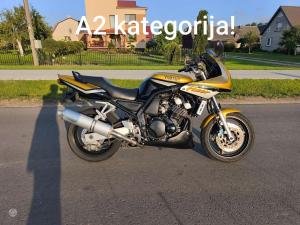 Yamaha FZS 600 2000 Šakiai, ar dzinēja tilpumu 0.60 L un nobraukumu 38 tūkst. km par 1750 €, foto  vietnē AUTOMOTO.COM.LV