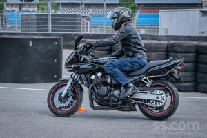 Ямаха FZS 600 2002 в Рига, объемом двигателя 0.60 л и пробегом 0 тыс. км за 1700 €, фото 10 на AUTOMOTO.COM.LV