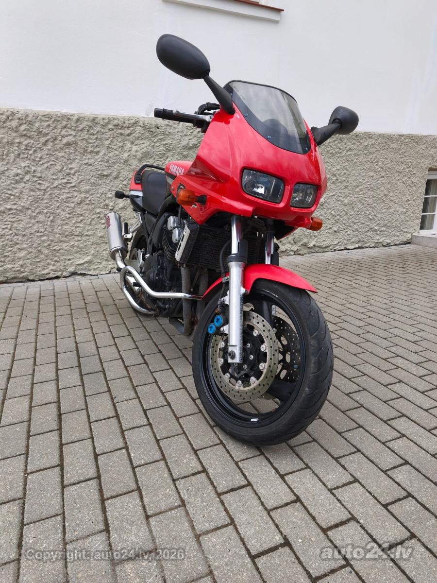 Красный Ямаха FZS 600 2000 в Таллин, объемом двигателя 0.60 л и пробегом 17 тыс. км за 2300 €, фото 1 на AUTOMOTO.COM.LV