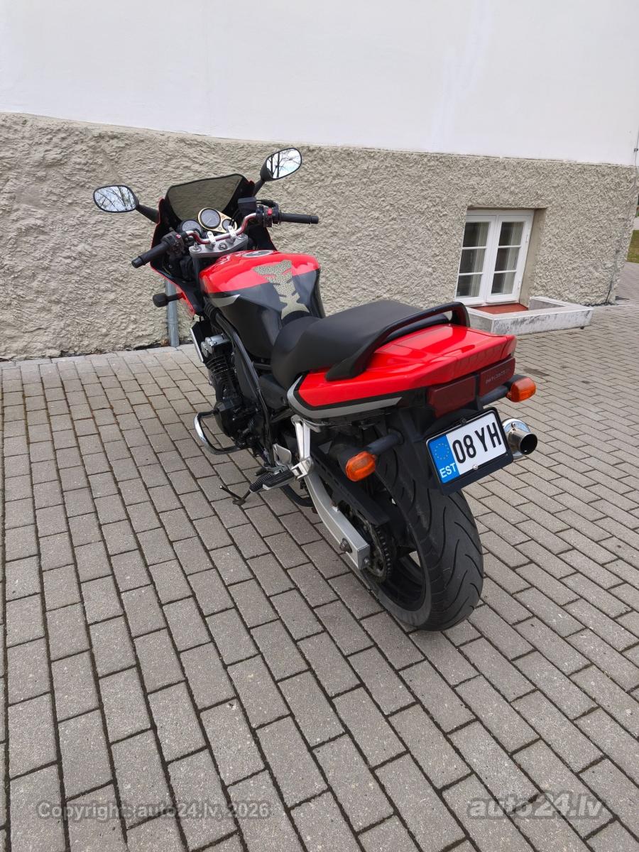 Красный Ямаха FZS 600 2000 в Таллин, объемом двигателя 0.60 л и пробегом 17 тыс. км за 2300 €, фото 3 на AUTOMOTO.COM.LV