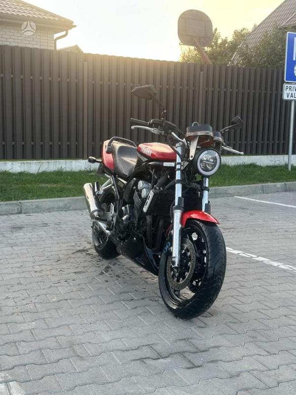 Red Yamaha FZS 600 2000 in Kretinga, with an engine capacity of 0.60 L and mileage of 39 thousand km for 1200 €, photo 1 on AUTOMOTO.COM.LV