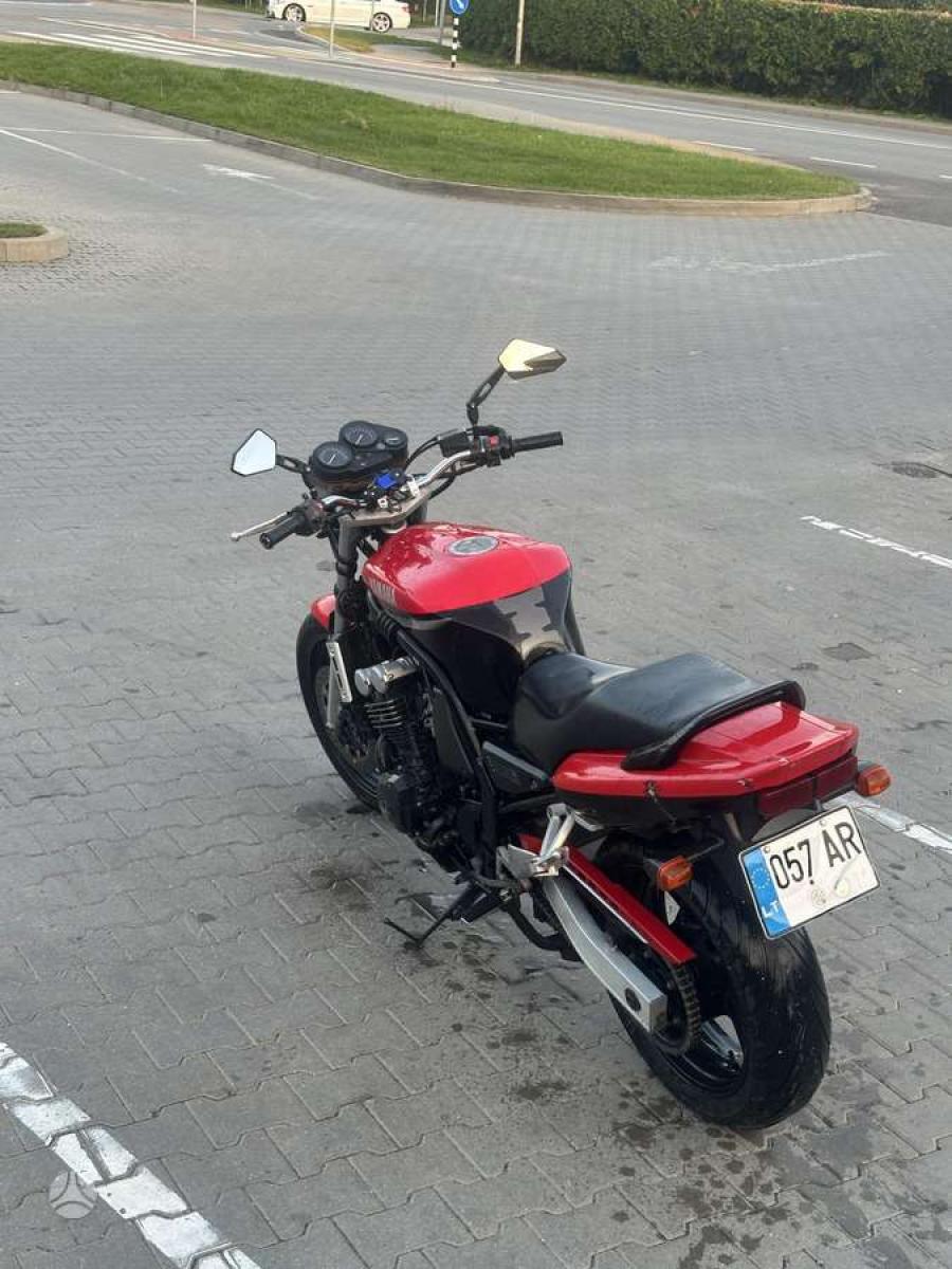 Red Yamaha FZS 600 2000 in Kretinga, with an engine capacity of 0.60 L and mileage of 39 thousand km for 1200 €, photo 3 on AUTOMOTO.COM.LV