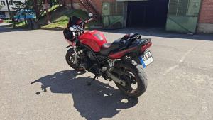 Sarkans Yamaha FZS 600 2002 Viļņa, ar dzinēja tilpumu 0.60 L un nobraukumu 84 tūkst. km par 1200 €, foto 5 vietnē AUTOMOTO.COM.LV