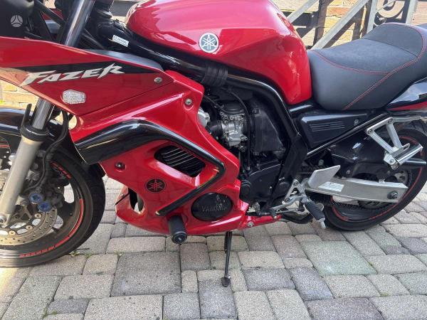 Red Yamaha FZS 600 2004 in Klaipeda, with an engine capacity of 0.60 L and mileage of 39 thousand km for 2300 €, photo 2 on AUTOMOTO.COM.LV