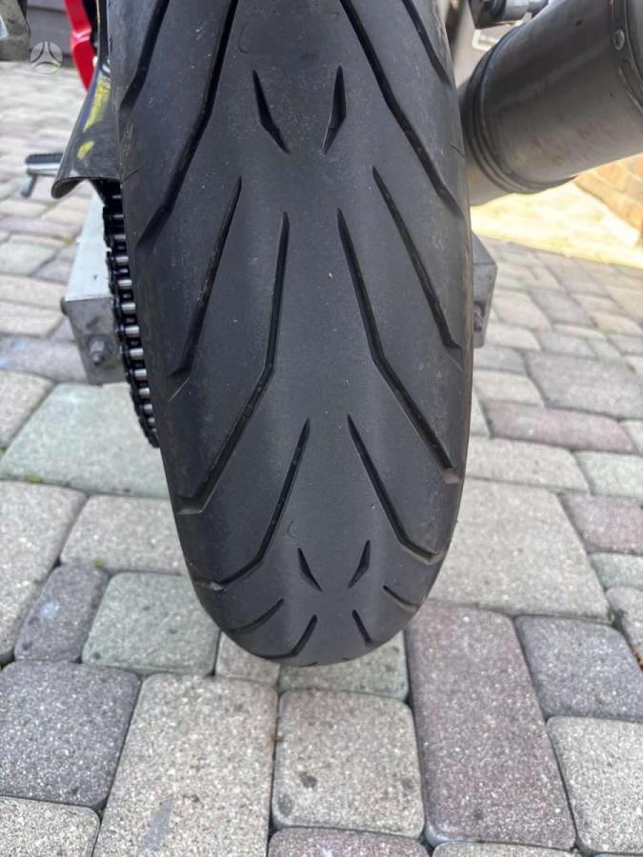 Red Yamaha FZS 600 2004 in Klaipeda, with an engine capacity of 0.60 L and mileage of 39 thousand km for 2300 €, photo 8 on AUTOMOTO.COM.LV
