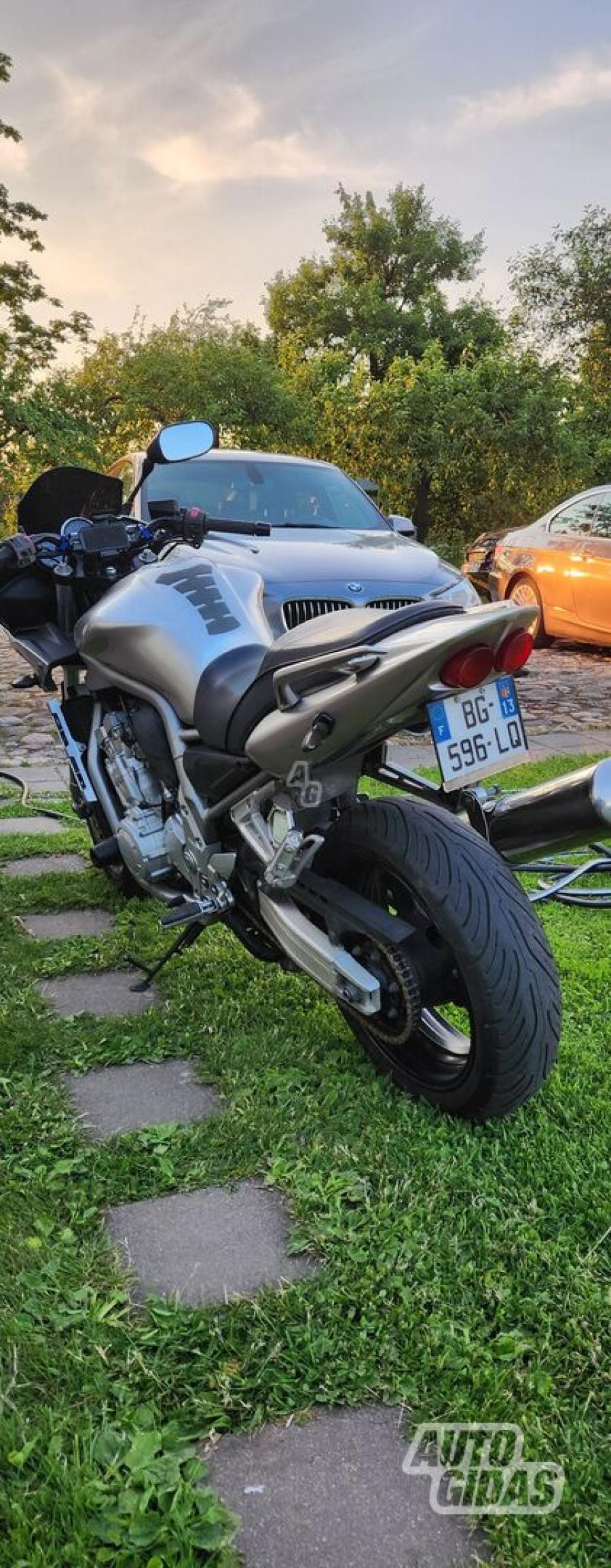 Grey Yamaha FZS 2002 in Vilnius, with an engine capacity of 1.00 L and mileage of 48 thousand km for 1999 €, photo 6 on AUTOMOTO.COM.LV
