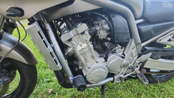 Pelēks Yamaha FZS 2002 Viļņa, ar dzinēja tilpumu 1.00 L un nobraukumu 48 tūkst. km par 1999 €, foto 9 vietnē AUTOMOTO.COM.LV