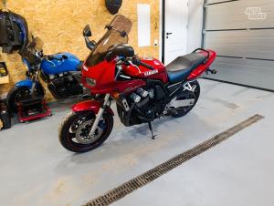 Sarkans Yamaha FZS 1999 Viļņa, ar dzinēja tilpumu 0.60 L un nobraukumu 60 tūkst. km par 1650 €, foto  vietnē AUTOMOTO.COM.LV