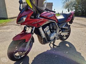 Sarkans Yamaha FZS 2002 Tauragė, ar dzinēja tilpumu 1.00 L un nobraukumu 55 tūkst. km par 1400 €, foto  vietnē AUTOMOTO.COM.LV