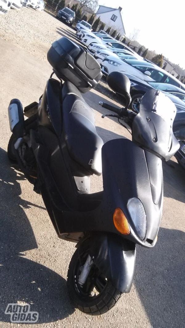 Melns Yamaha Majesty 2003 Tauragė, ar dzinēja tilpumu 0.00 L un nobraukumu 43 tūkst. km par 550 €, foto 2 vietnē AUTOMOTO.COM.LV