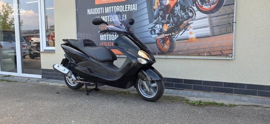 Melns Yamaha Majesty 2005 Panevēža, ar dzinēja tilpumu 0.13 L un nobraukumu 0 tūkst. km par 750 €, foto 1 vietnē AUTOMOTO.COM.LV