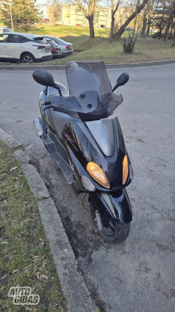 Melns Yamaha Majesty 2006 Viļņa, ar dzinēja tilpumu 0.18 L un nobraukumu 36 tūkst. km par 650 €, foto 2 vietnē AUTOMOTO.COM.LV