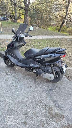 Melns Yamaha Majesty 2006 Viļņa, ar dzinēja tilpumu 0.18 L un nobraukumu 36 tūkst. km par 650 €, foto 5 vietnē AUTOMOTO.COM.LV