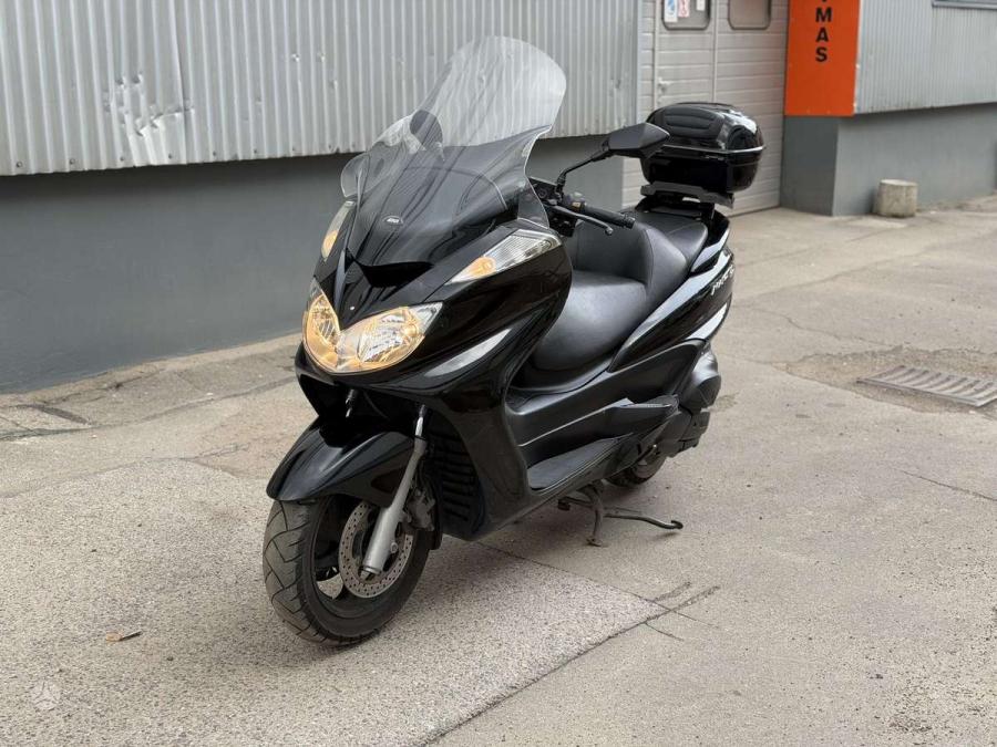 Melns Yamaha Majesty 2008 Viļņa, ar dzinēja tilpumu 0.40 L un nobraukumu 22 tūkst. km par 1800 €, foto 1 vietnē AUTOMOTO.COM.LV