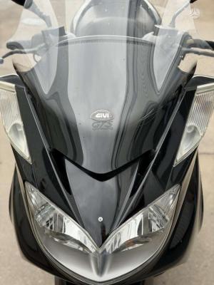 Melns Yamaha Majesty 2008 Viļņa, ar dzinēja tilpumu 0.40 L un nobraukumu 22 tūkst. km par 1800 €, foto 9 vietnē AUTOMOTO.COM.LV