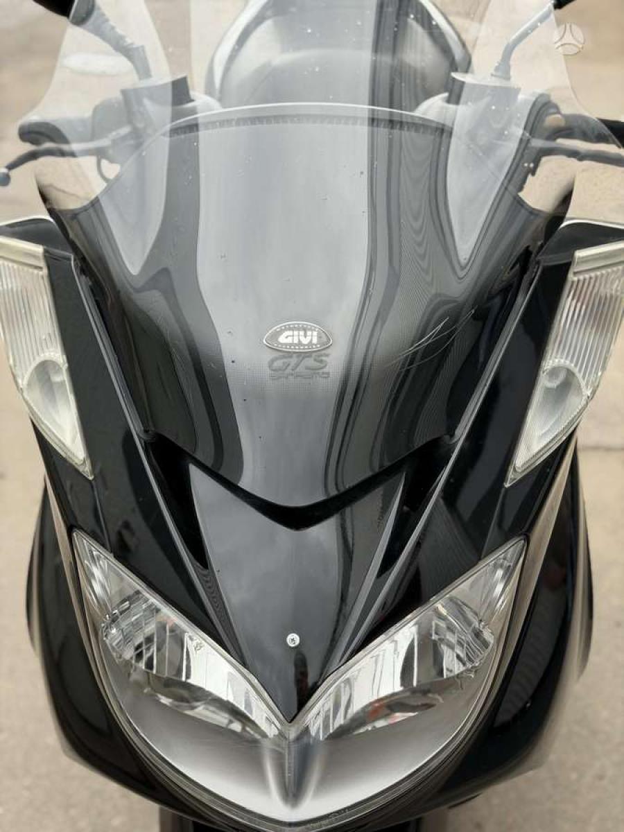 Melns Yamaha Majesty 2008 Viļņa, ar dzinēja tilpumu 0.40 L un nobraukumu 22 tūkst. km par 1800 €, foto 9 vietnē AUTOMOTO.COM.LV