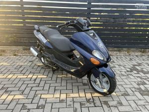 Zils Yamaha Majesty 2000 Viļņa, ar dzinēja tilpumu 0.13 L un nobraukumu 30 tūkst. km par 200 €, foto  vietnē AUTOMOTO.COM.LV