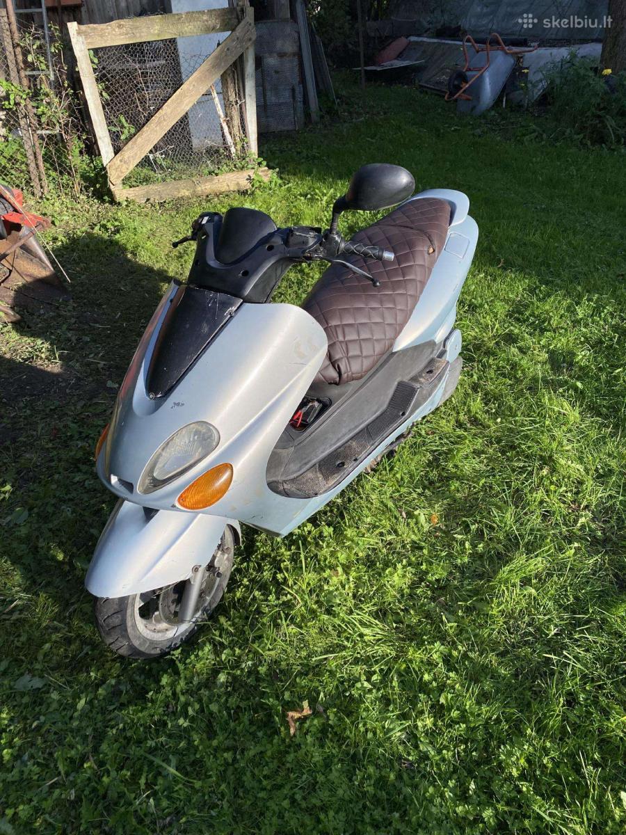 Grey Yamaha Majesty 2001 in Vilnius, with an engine capacity of 0.13 L and mileage of 16 thousand km for 350 €, photo 1 on AUTOMOTO.COM.LV
