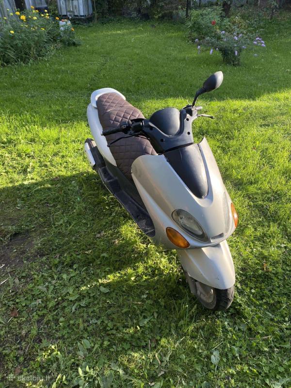 Grey Yamaha Majesty 2001 in Vilnius, with an engine capacity of 0.13 L and mileage of 16 thousand km for 350 €, photo 3 on AUTOMOTO.COM.LV