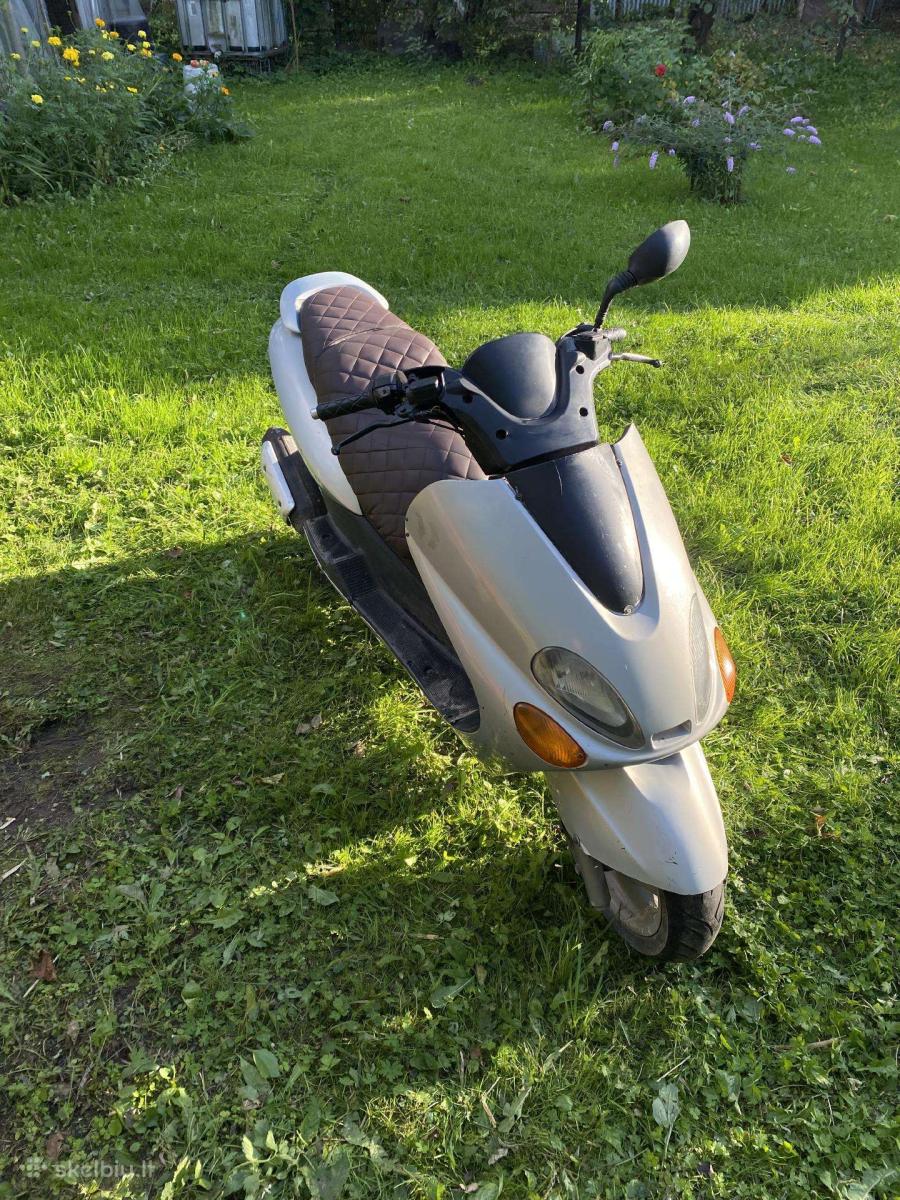 Grey Yamaha Majesty 2001 in Vilnius, with an engine capacity of 0.13 L and mileage of 16 thousand km for 350 €, photo 3 on AUTOMOTO.COM.LV