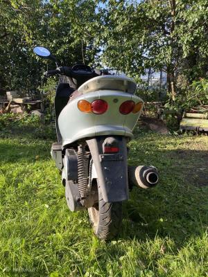 Grey Yamaha Majesty 2001 in Vilnius, with an engine capacity of 0.13 L and mileage of 16 thousand km for 350 €, photo 4 on AUTOMOTO.COM.LV