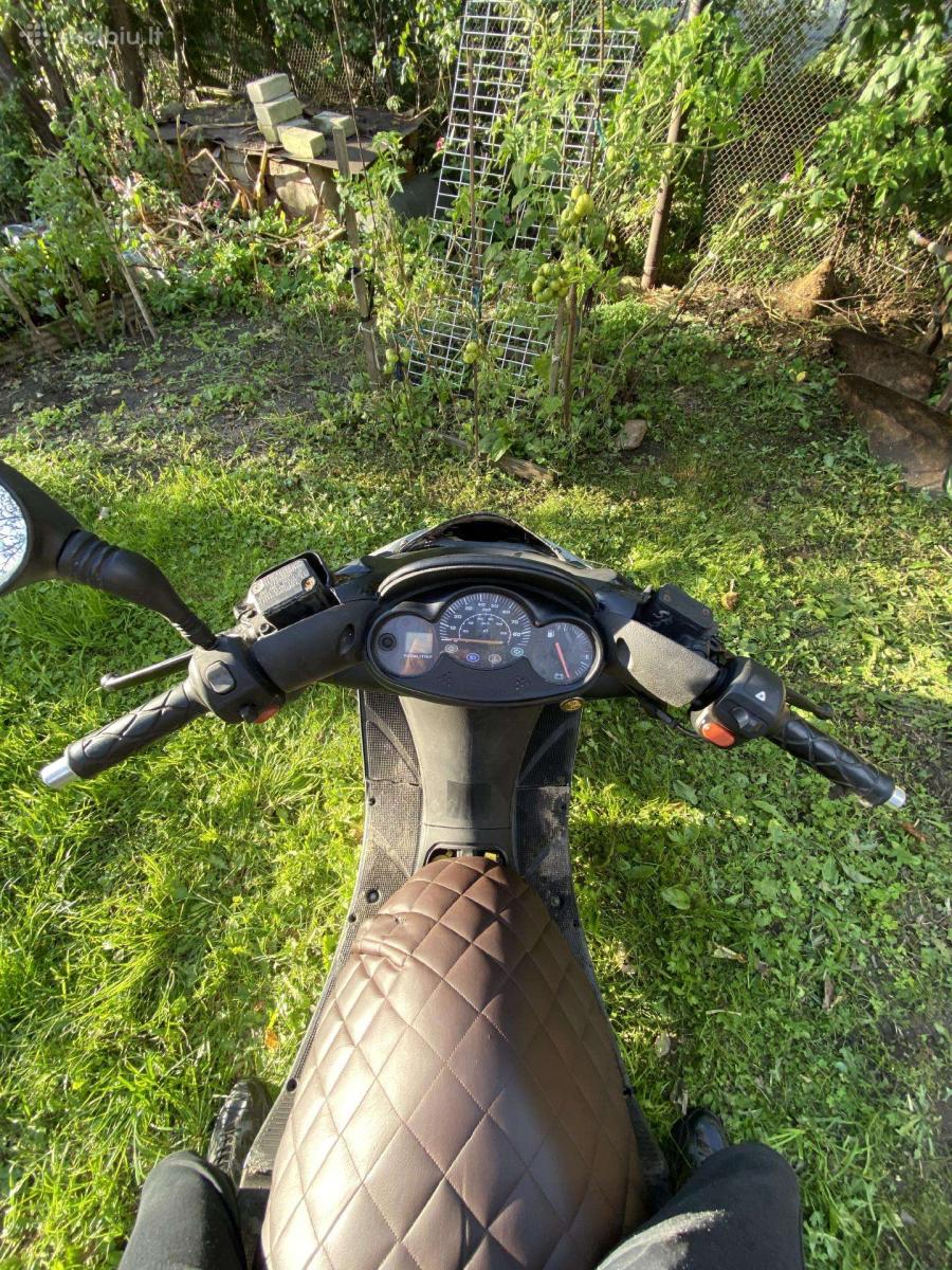 Grey Yamaha Majesty 2001 in Vilnius, with an engine capacity of 0.13 L and mileage of 16 thousand km for 350 €, photo 6 on AUTOMOTO.COM.LV