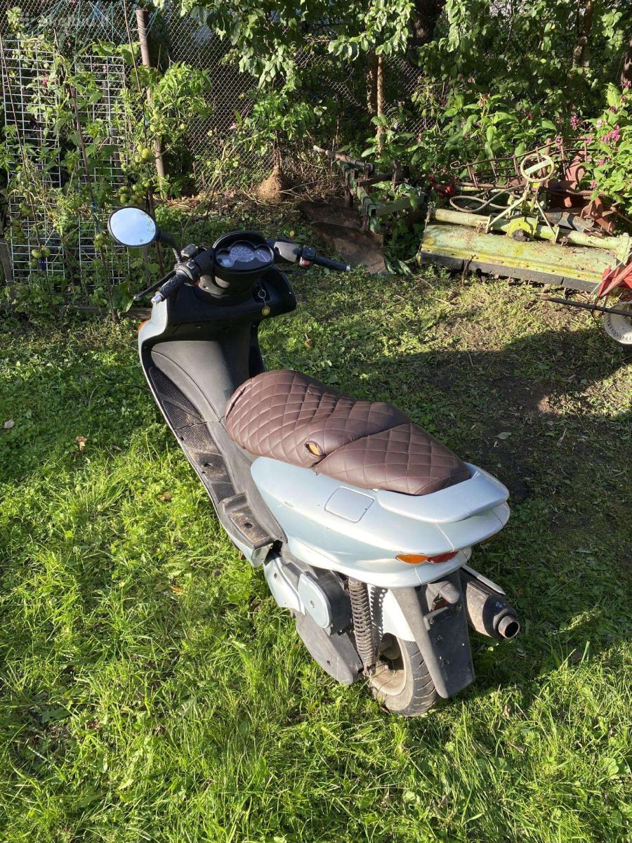 Grey Yamaha Majesty 2001 in Vilnius, with an engine capacity of 0.13 L and mileage of 16 thousand km for 350 €, photo 7 on AUTOMOTO.COM.LV