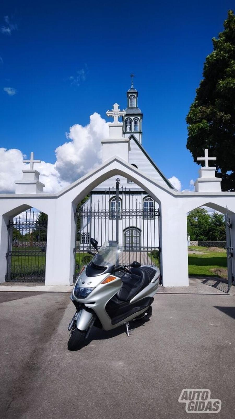 Pelēks Yamaha Majesty 2003 Klaipėda, ar dzinēja tilpumu 0.25 L un nobraukumu 56 tūkst. km par 1150 €, foto 1 vietnē AUTOMOTO.COM.LV