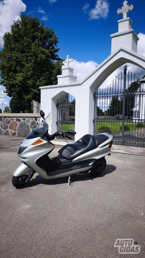 Pelēks Yamaha Majesty 2003 Klaipėda, ar dzinēja tilpumu 0.25 L un nobraukumu 56 tūkst. km par 1150 €, foto 2 vietnē AUTOMOTO.COM.LV